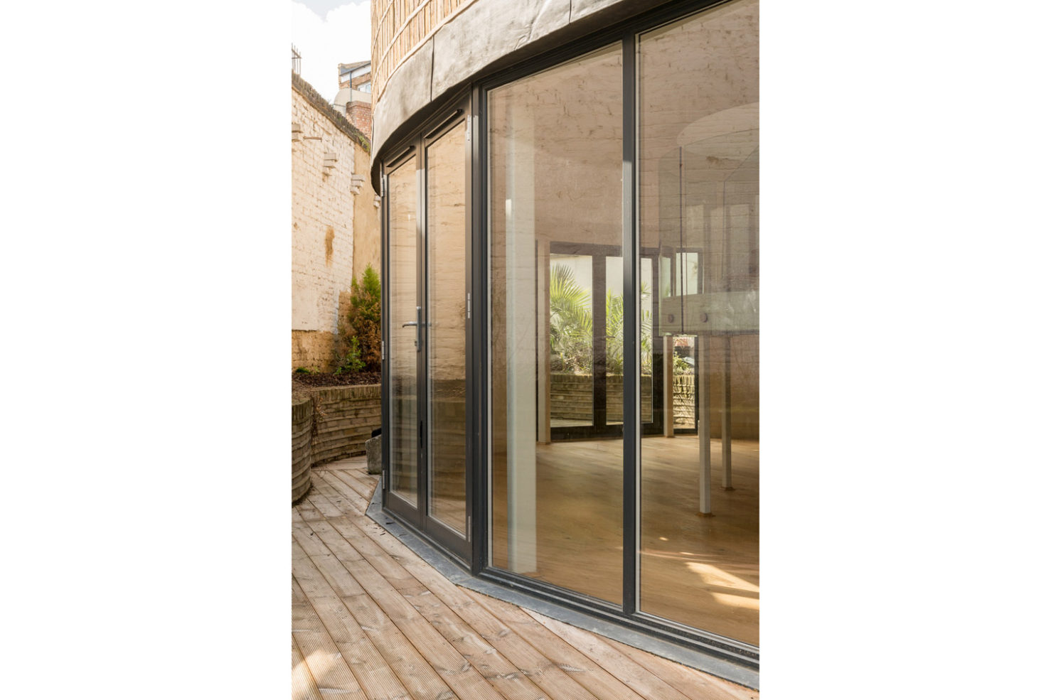 An oval shaped home hits the market in London’s Battersea - The Spaces