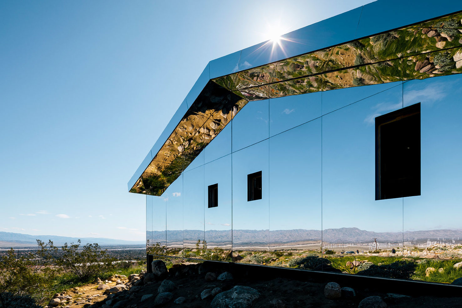 Doug Aitken builds mirrored house in Palm Springs for Desert X show