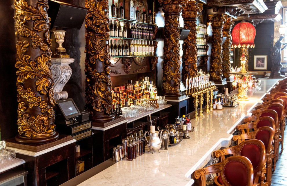 Oscar Wilde bar opens in New York – and it has the city’s longest bar