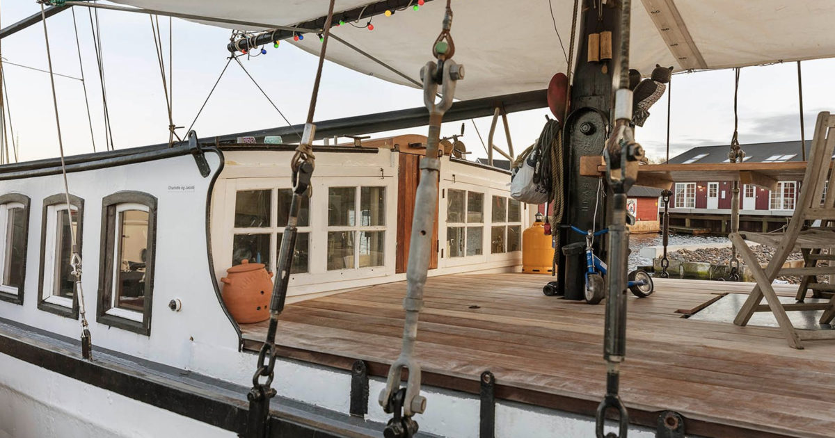 5 floating homes on the market right now - The Spaces